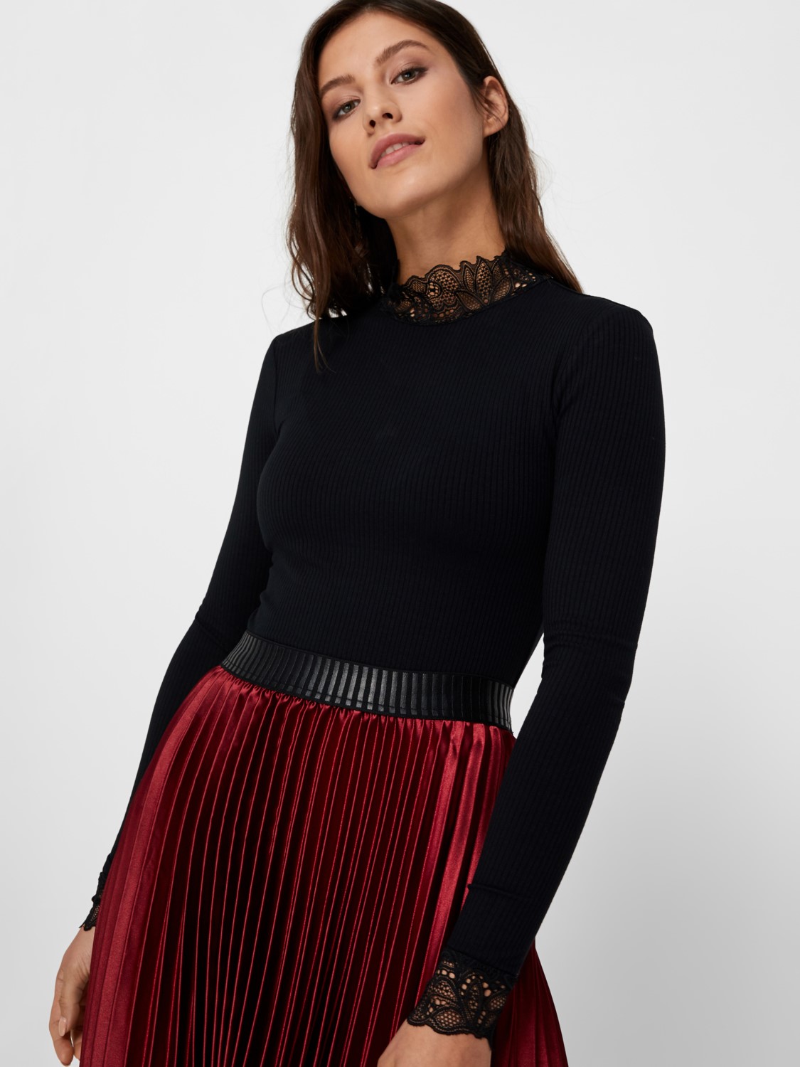 sort topp med blonder Elle - MioTrend